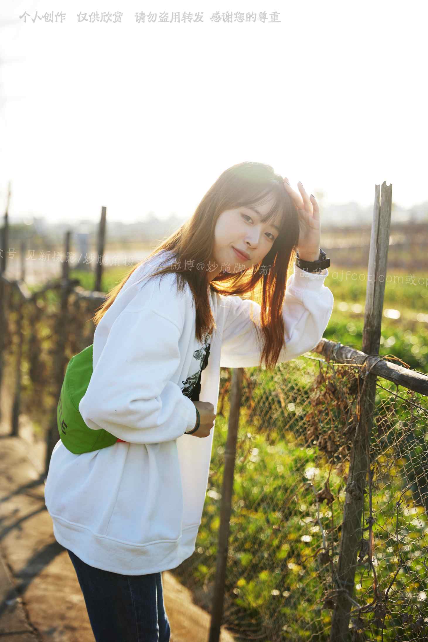 【网盘】[见新摄影]NO.027-追赶落日余晖的逆光少女 – MeiJiao资源站