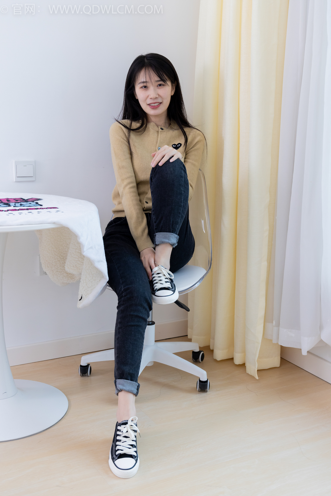 资讯|物恋传媒 – NO.2033期 《菜菜》 板鞋，白棉船袜，穿鞋在地毯上踩颜料剧情，物恋传媒，物恋摄影映画 – MeiJiao资源站